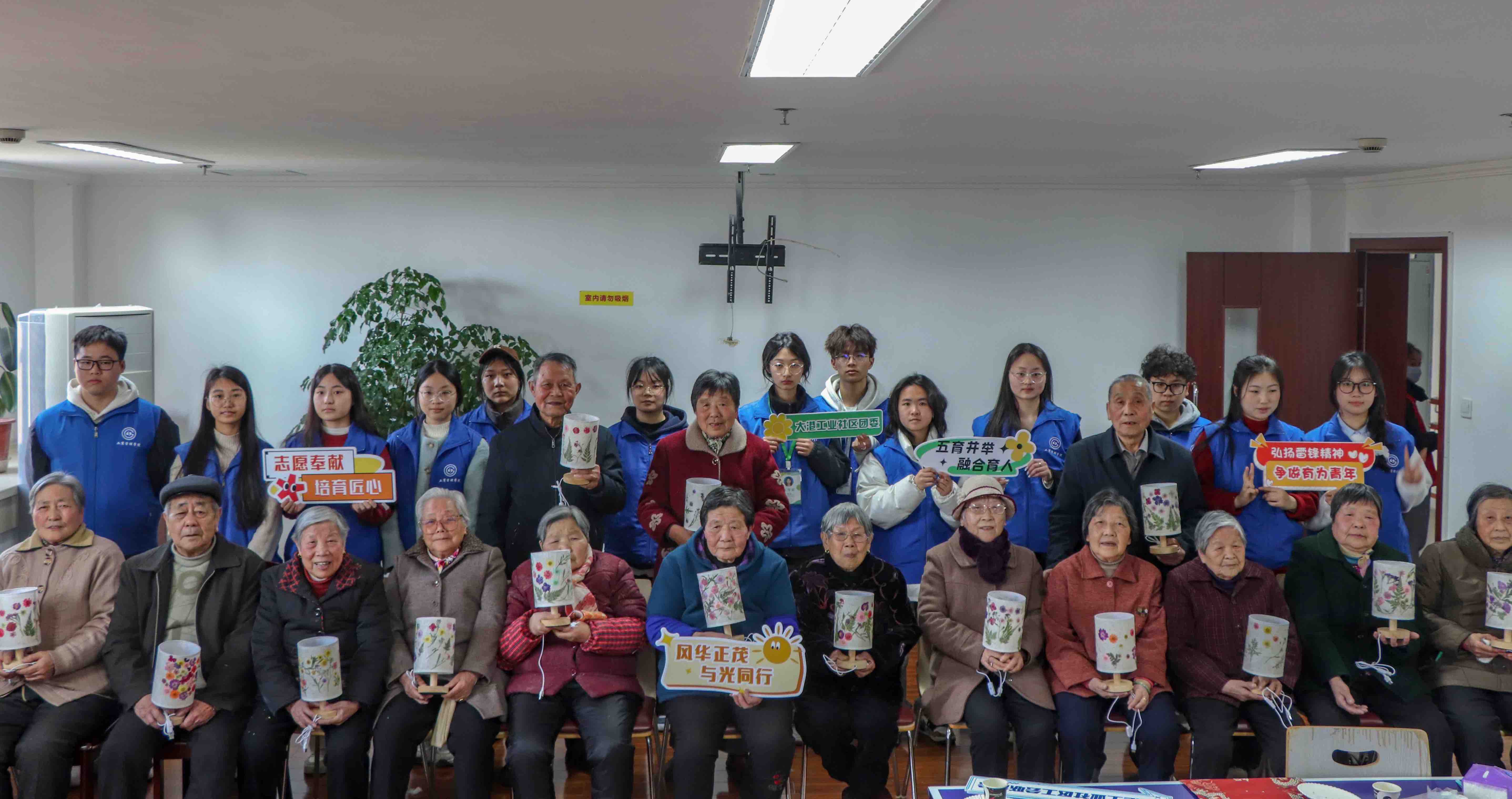 《甬派客户端》：花艺灯影间，这些大学生志愿者为老人送去欢乐